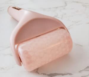 Ready To De-Puff Your Face? Ice Roller Benefits & Tips That Work! - I ...